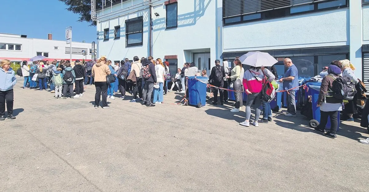 Almanya’da ekonomik krizin geldiği son nokta aşevlerinde sıra kavgası ... Almanya’da ekonomik krizin geldiği son nokta aşevlerinde sıra kavgası ...