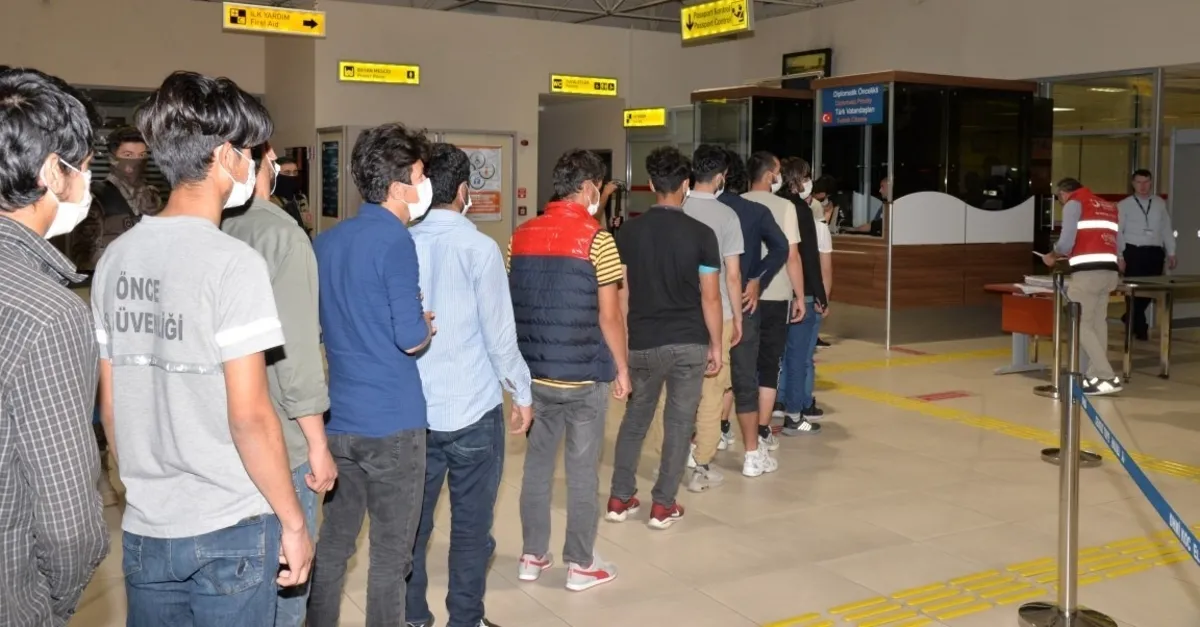 Düzensiz 401 göçmen sınır dışı edildi - Yaşam Haberleri