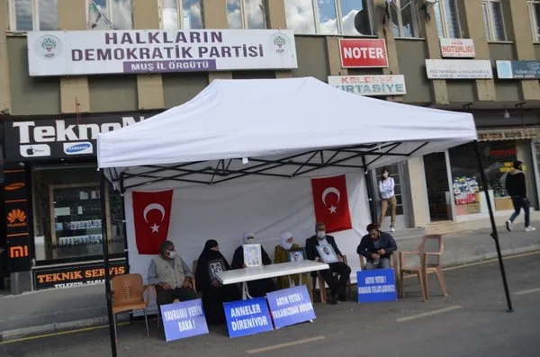 Muşlu annelerin evlat nöbetine iki aile daha katıldı - Son Dakika Haberler Muşlu annelerin evlat nöbetine iki aile daha katıldı - Son Dakika Haberler