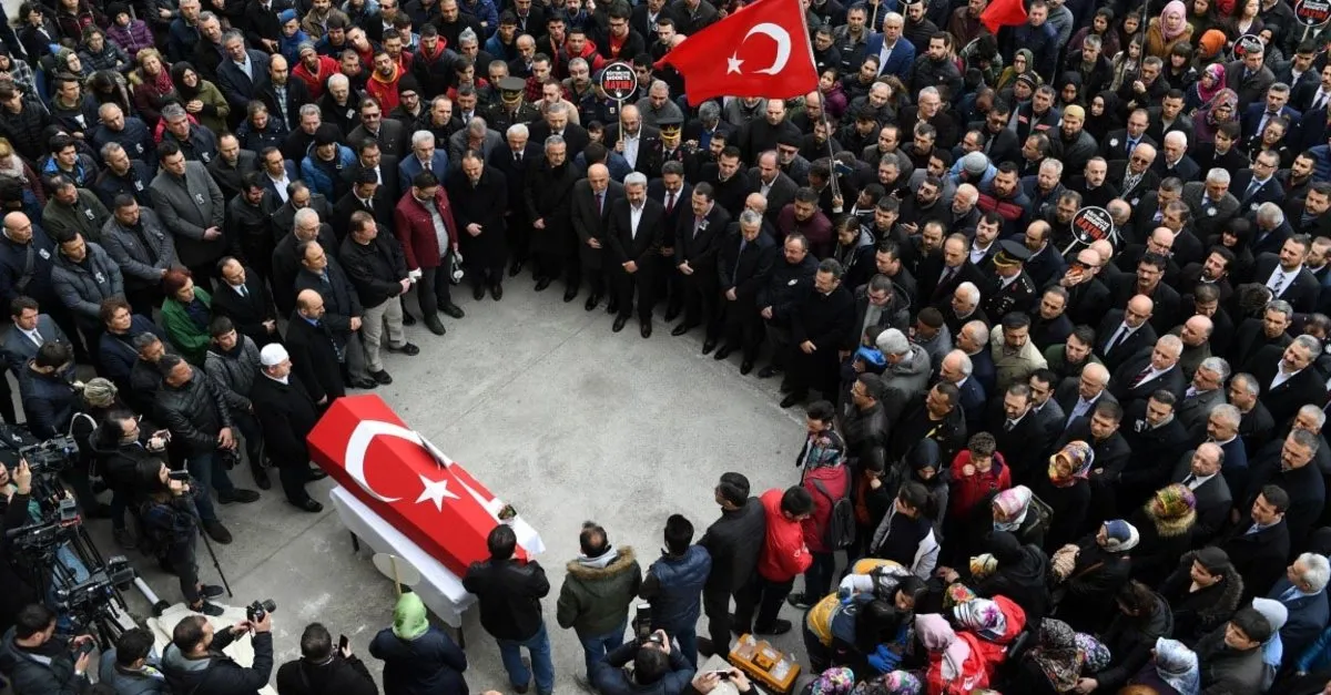 Öğrencisi tarafından öldürülen müdür yardımcısı için on binlerce kişi ... Öğrencisi tarafından öldürülen müdür yardımcısı için on binlerce kişi ...
