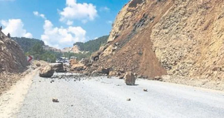 Toprak kayması yol kapattırdı - Akdeniz Haberleri