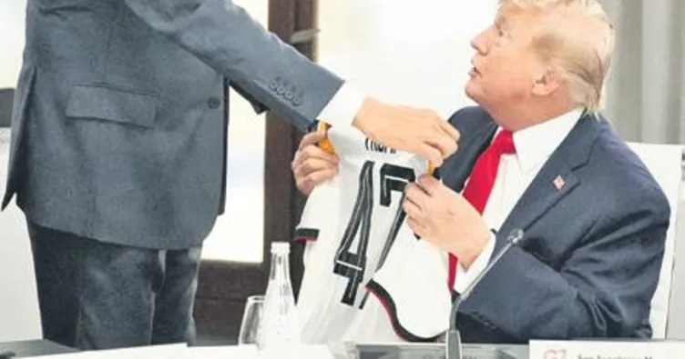 Merz'den Trump'a sahte forma hediyesi - Son Dakika Haberler