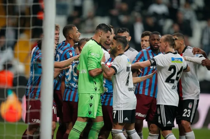 Son dakika haberi: Beşiktaş-Trabzonspor derbisinde ortalık karıştı ... Son dakika haberi: Beşiktaş-Trabzonspor derbisinde ortalık karıştı ...