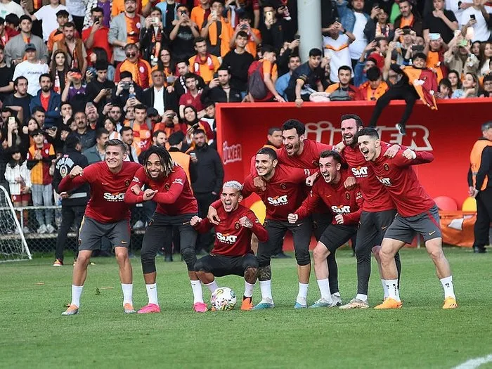 Galatasaray, şampiyonluk için sahaya çıkıyor! - Son Dakika Spor Haberleri Galatasaray, şampiyonluk için sahaya çıkıyor! - Son Dakika Spor Haberleri