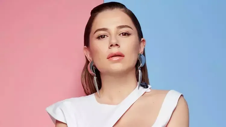 Yetim kız çocuklarına umut olacak! Şarkıcı Merve Özbey'den anlamlı ...