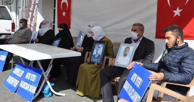 Muşlu annelerin evlat nöbetine iki aile daha katıldı - Son Dakika Haberler Muşlu annelerin evlat nöbetine iki aile daha katıldı - Son Dakika Haberler