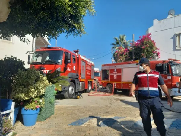 Bodrum’da evde çıkan yangından alevlerin arasından atlayarak kurtuldu ... Bodrum’da evde çıkan yangından alevlerin arasından atlayarak kurtuldu ...