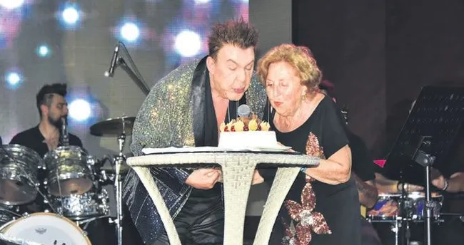 Ana-oğul pasta üflediler - Son Dakika Magazin Haberleri