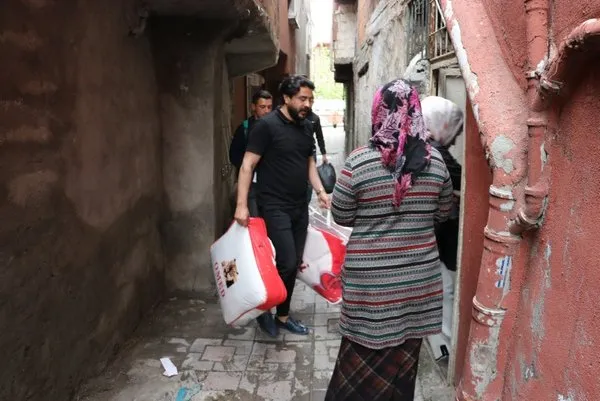 Diyarbakırda öğretmenler Depremzedelerin Ihtiyaçları Için Bir Araya