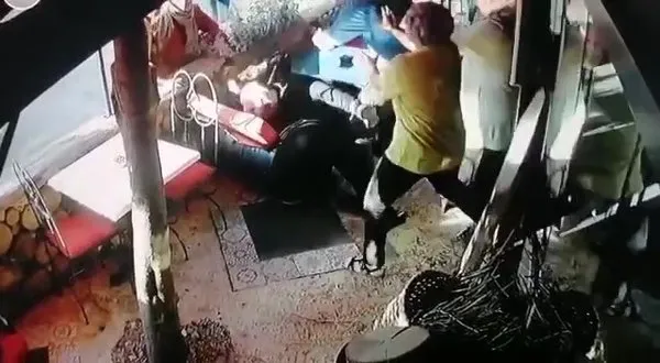 Çocuğunun gözleri önünde eşini darp etti - Yaşam Haberleri Çocuğunun gözleri önünde eşini darp etti - Yaşam Haberleri