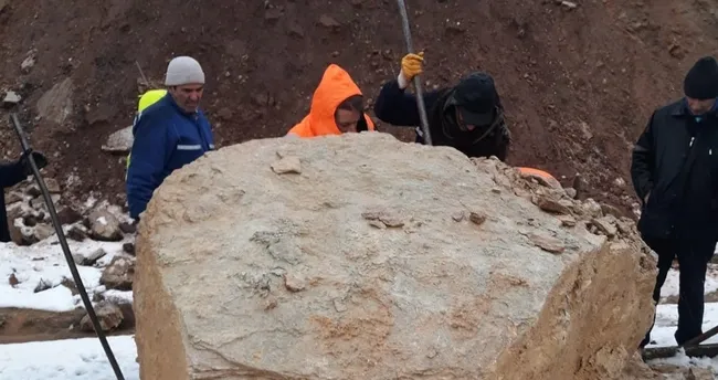 Palu'da dağdan kopan kaya trene çarptı - Yaşam Haberleri