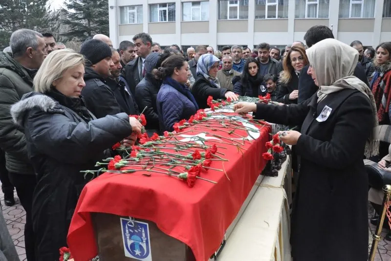 Öldürülen araştırma görevlisi için görev yaptığı üniversitede tören ... Öldürülen araştırma görevlisi için görev yaptığı üniversitede tören ...