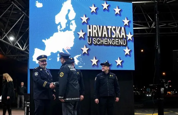 Avrupa’da bir sınır daha kalktı! Artık vizesiz seyahat edilecek - Son ... Avrupa’da bir sınır daha kalktı! Artık vizesiz seyahat edilecek - Son ...