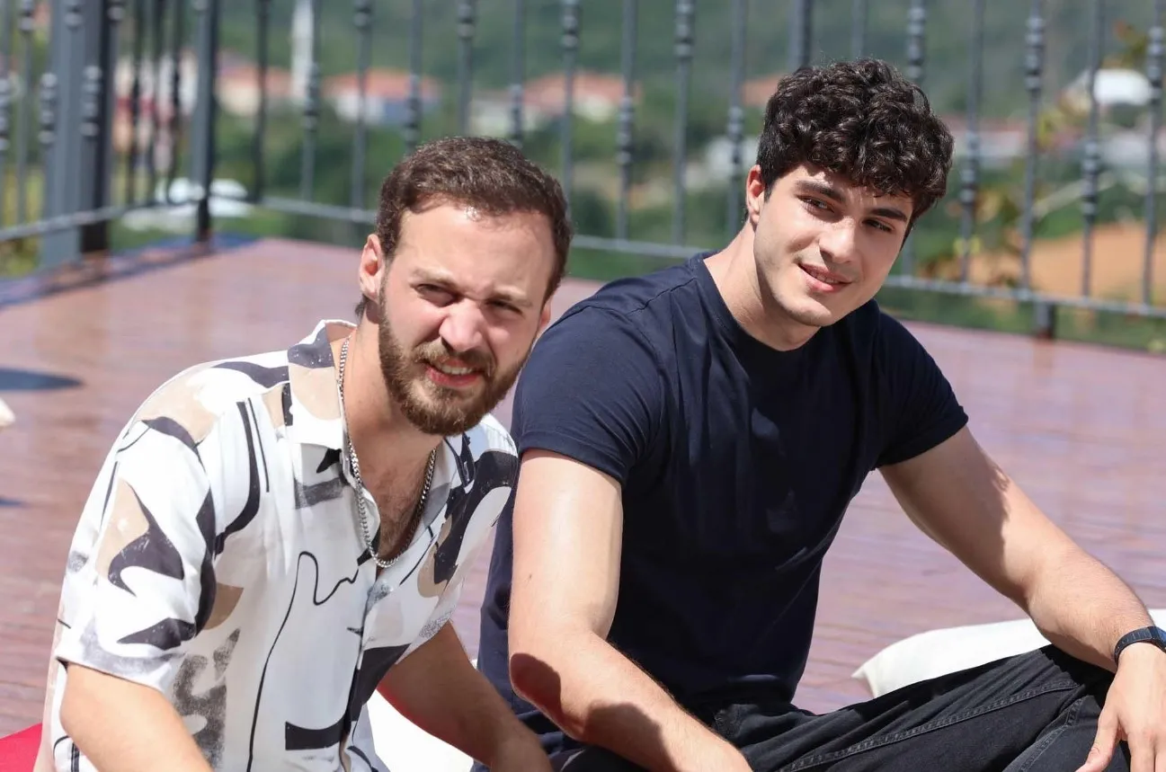 Kendi Düşen Ağlamaz 8. bölüm full izle TRT 1 ekranı: Kendi Düşen Ağlamaz'da Alize ve Serkan ...