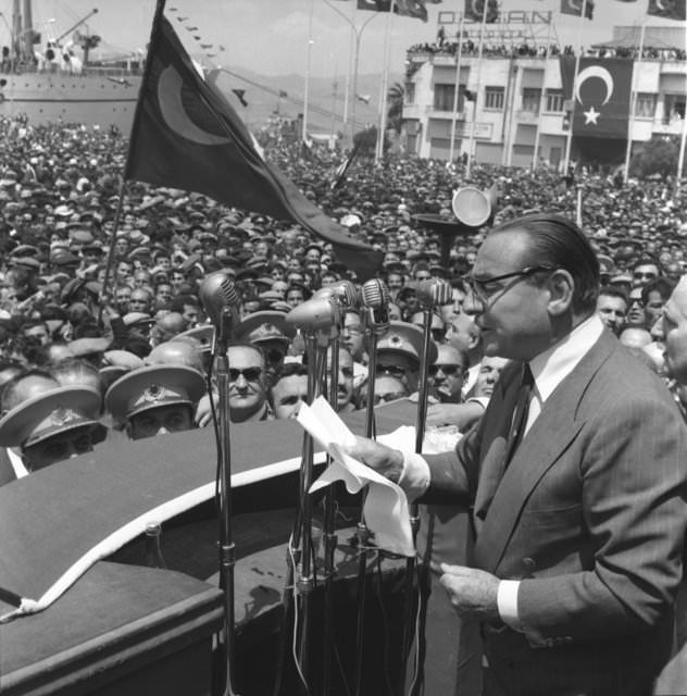 Liderlerin eski miting fotoğrafları - Galeri - Türkiye Liderlerin eski miting fotoğrafları - Galeri - Türkiye