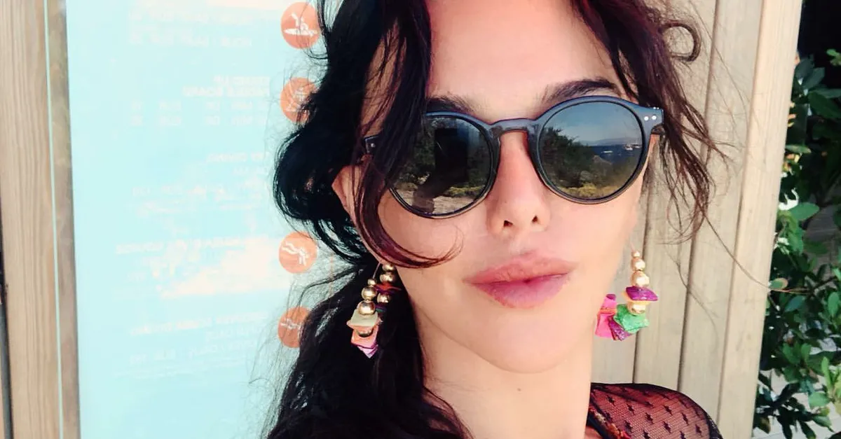 Hande Ataizi'den müjdeli haber! Ünlü oyuncu Hande Ataizi sevgilisi Dinç ...