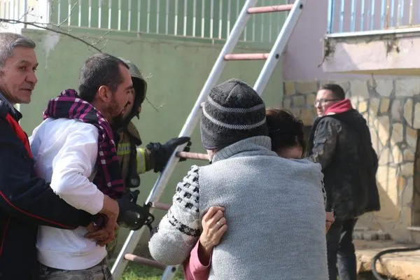 Yangında mahsur kalan anne ve çocuğu için seferber oldular - Yaşam ... Yangında mahsur kalan anne ve çocuğu için seferber oldular - Yaşam ...