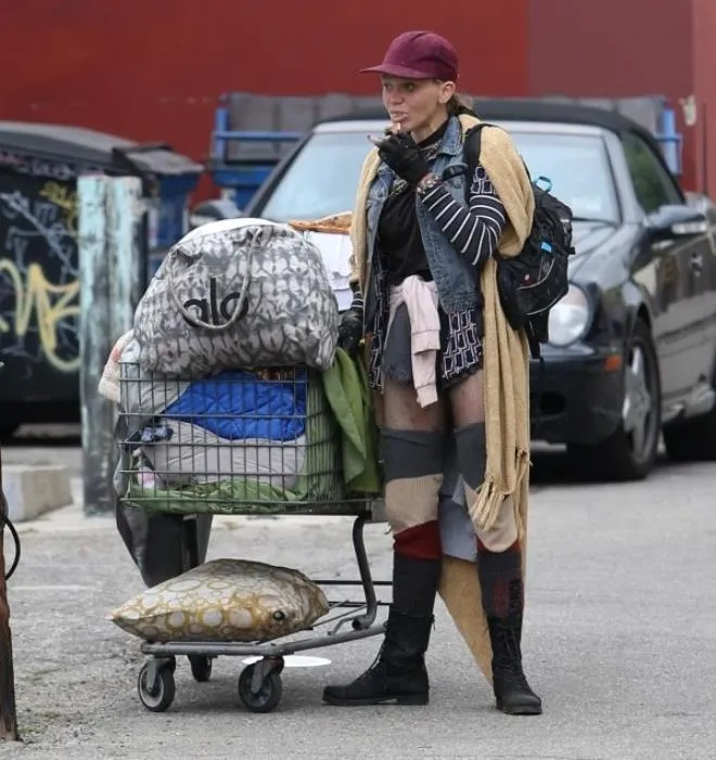 Bir zamanların ünlü modeli Loni Willison çöpten aldığı pizzayı yerken ...