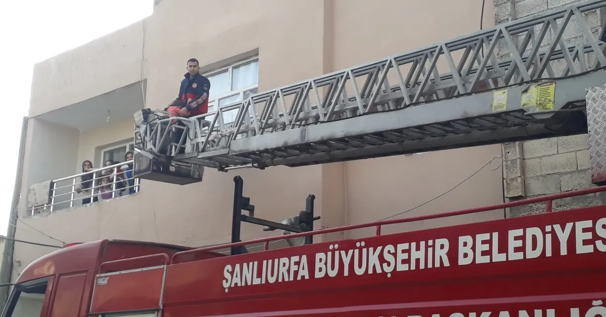 Evde mahsur kalan küçük kızı itfaiye kurtardı - Yaşam Haberleri Evde mahsur kalan küçük kızı itfaiye kurtardı - Yaşam Haberleri