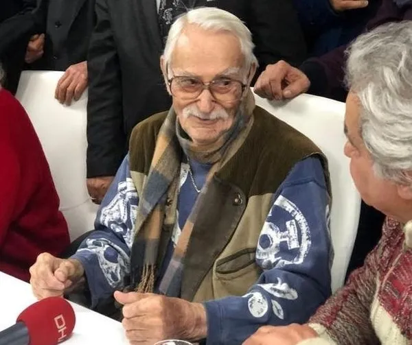 92 yaşındaki Eşref Kolçak: Ben çalışarak ölmek istiyorum - Son Dakika ... 92 yaşındaki Eşref Kolçak: Ben çalışarak ölmek istiyorum - Son Dakika ...
