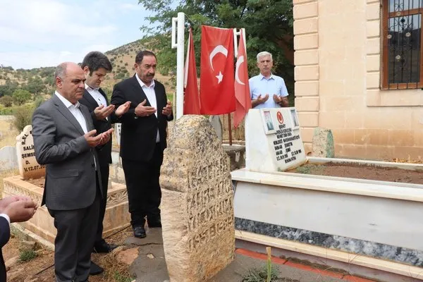 Aynı gün aynı yerde şehit olan baba-oğul için anma töreni yapıldı ... Aynı gün aynı yerde şehit olan baba-oğul için anma töreni yapıldı ...