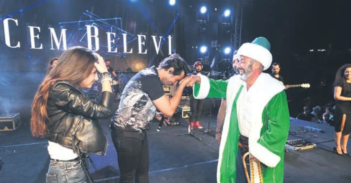 Nasreddin Hoca’nın elini öptü - Son Dakika Magazin Haberleri
