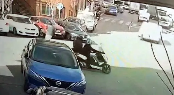 Motosikletli saldırganlar yolda yürüyen gence kurşun yağdırdı ... Motosikletli saldırganlar yolda yürüyen gence kurşun yağdırdı ...