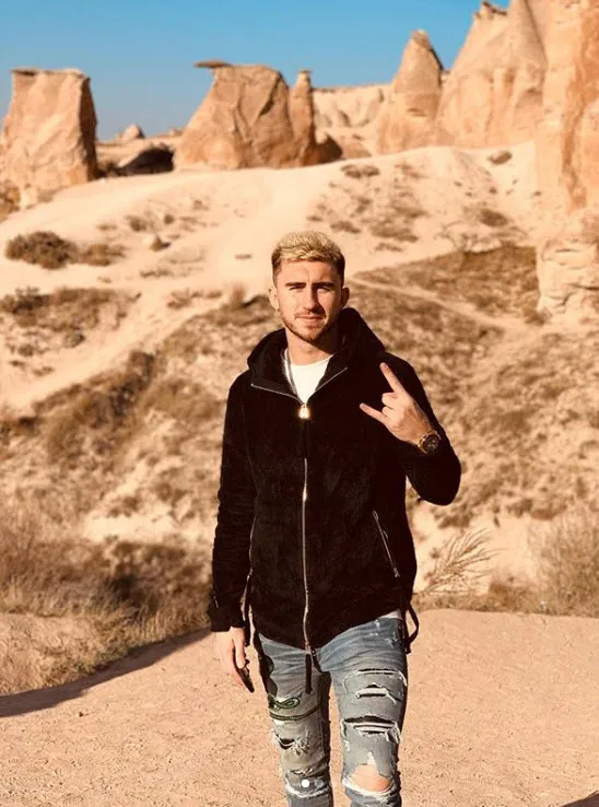 Manchester City'nin yıldızı Aymeric Laporte, sevgilisi Sara Botello ile ...