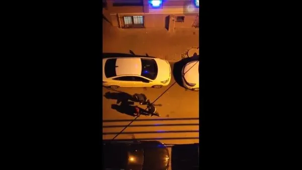 Sokak ortasında kadına şiddet! Eşini, çocuğunun gözleri önünde dövdü ... Sokak ortasında kadına şiddet! Eşini, çocuğunun gözleri önünde dövdü ...