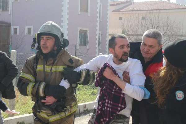 Yangında mahsur kalan anne ve çocuğu için seferber oldular - Yaşam ... Yangında mahsur kalan anne ve çocuğu için seferber oldular - Yaşam ...