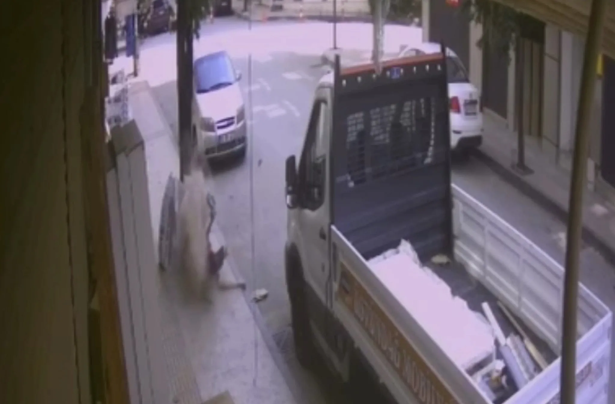 8 yaşındaki Mert Ali’nin mucize kurtuluşu: Birinci kattan zemine ...