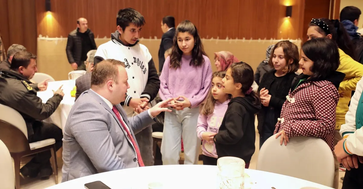 Vali Vekili İzzet Cem Eser, depremzedelerle iftar yemeğinde bir araya geldi - Bitlis Haberleri