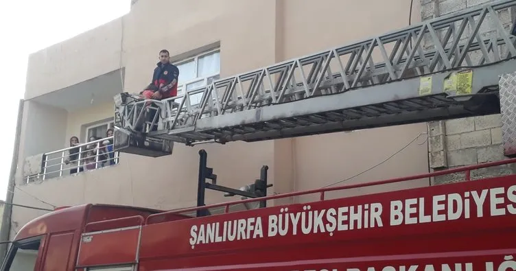 Evde mahsur kalan küçük kızı itfaiye kurtardı - Yaşam Haberleri Evde mahsur kalan küçük kızı itfaiye kurtardı - Yaşam Haberleri
